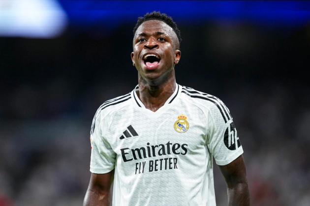 Vinicius chúc mừng Gabriel sau bàn thắng hạ gục Tottenham