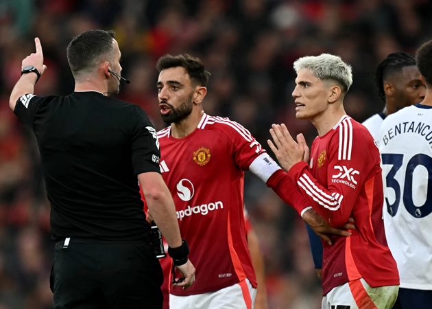 Howard Webb lên tiếng, PGMOL thừa nhận sai lầm về Man Utd