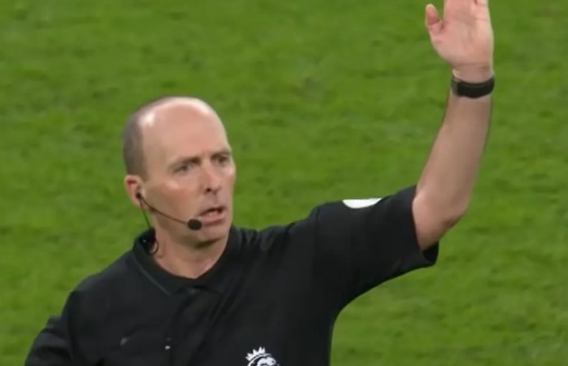 Liverpool vs Fulham: Mike Dean khẳng định trọng tài mắc sai lầm lớn