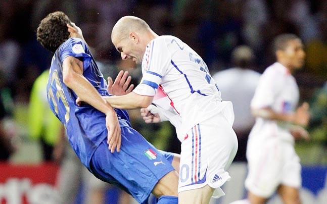 Ngày này năm xưa: Cú húc đầu tai tiếng của Zinedine Zidane