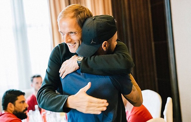 Neymar tay bắt mặt mừng trong ngày hội ngộ thầy mới