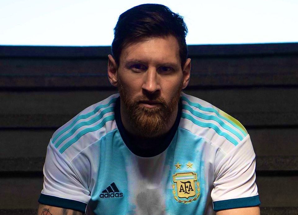 Messi cực ngầu trong bộ ảnh ra mắt áo đấu 2019 của Argentina