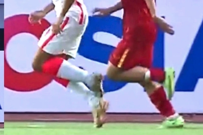 U20 Việt Nam chịu phạt đền sau pha tự vấp chân của đối thủ