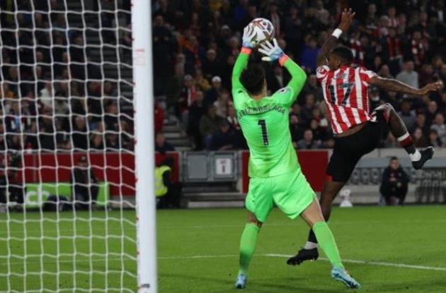 Thoát thua Brentford, Chelsea bị Quỷ đỏ 'phả hơi nóng'