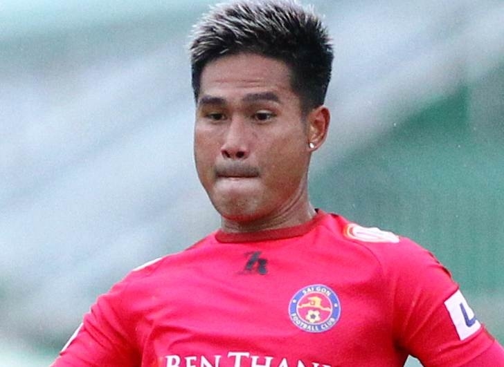 Cầu thủ Sài Gòn đá phủi trong ngày đội đua trụ hạng