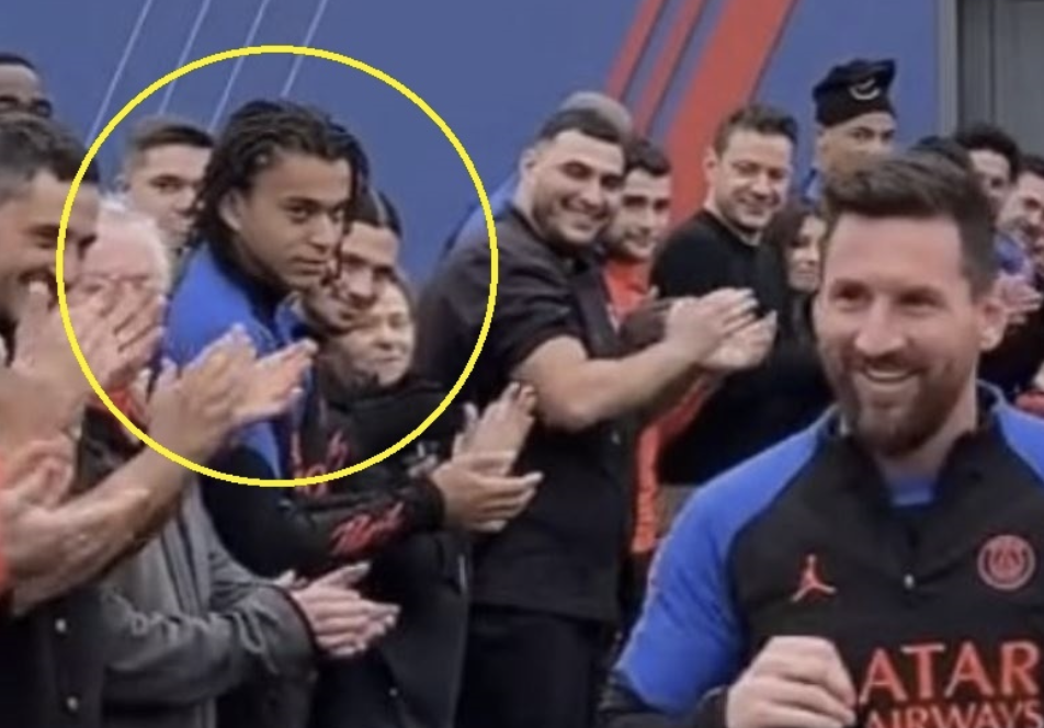 Biểu cảm của em trai Mbappe khi Messi trở lại
