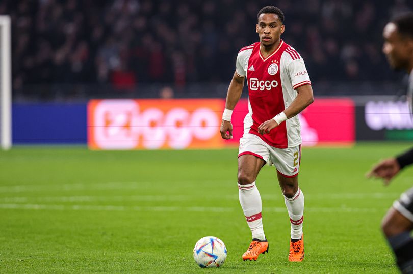 Wesley Sneijder cảnh báo Man United ở thương vụ Jurrien Timber