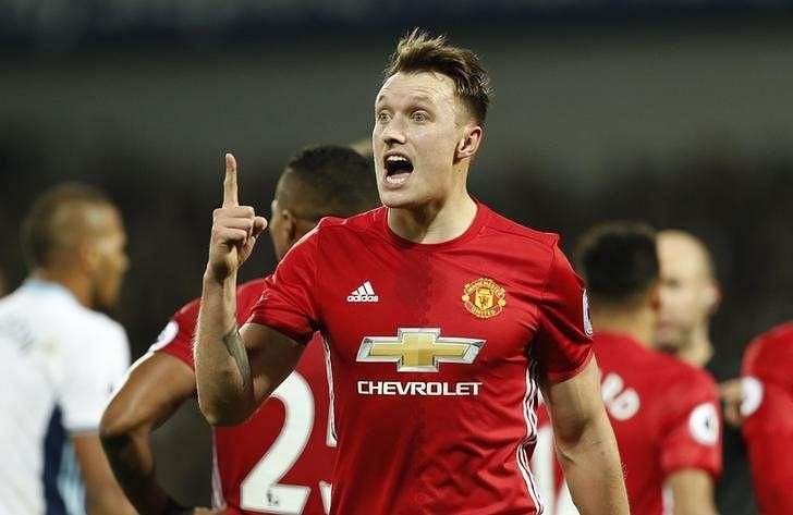 Nối gót Phil Jones, 3 trung vệ chuẩn bị rời Man Utd