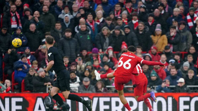 Cú đá phạt xuất sắc của Alexander-Arnold