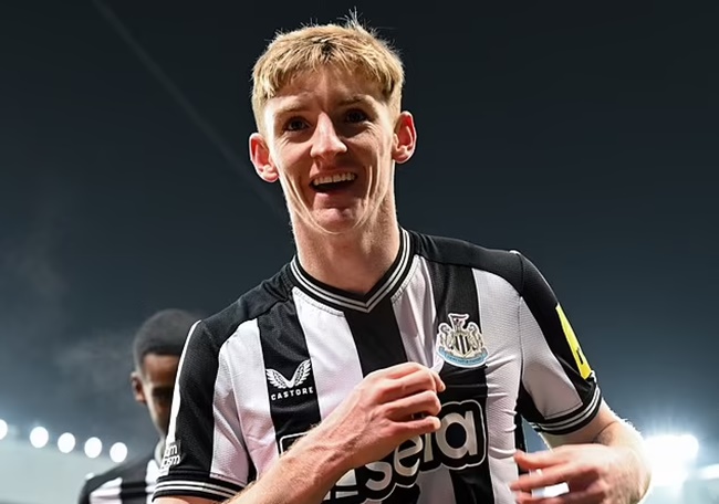Kẻ hạ sát Man Utd xứng đáng lên ĐT Anh
