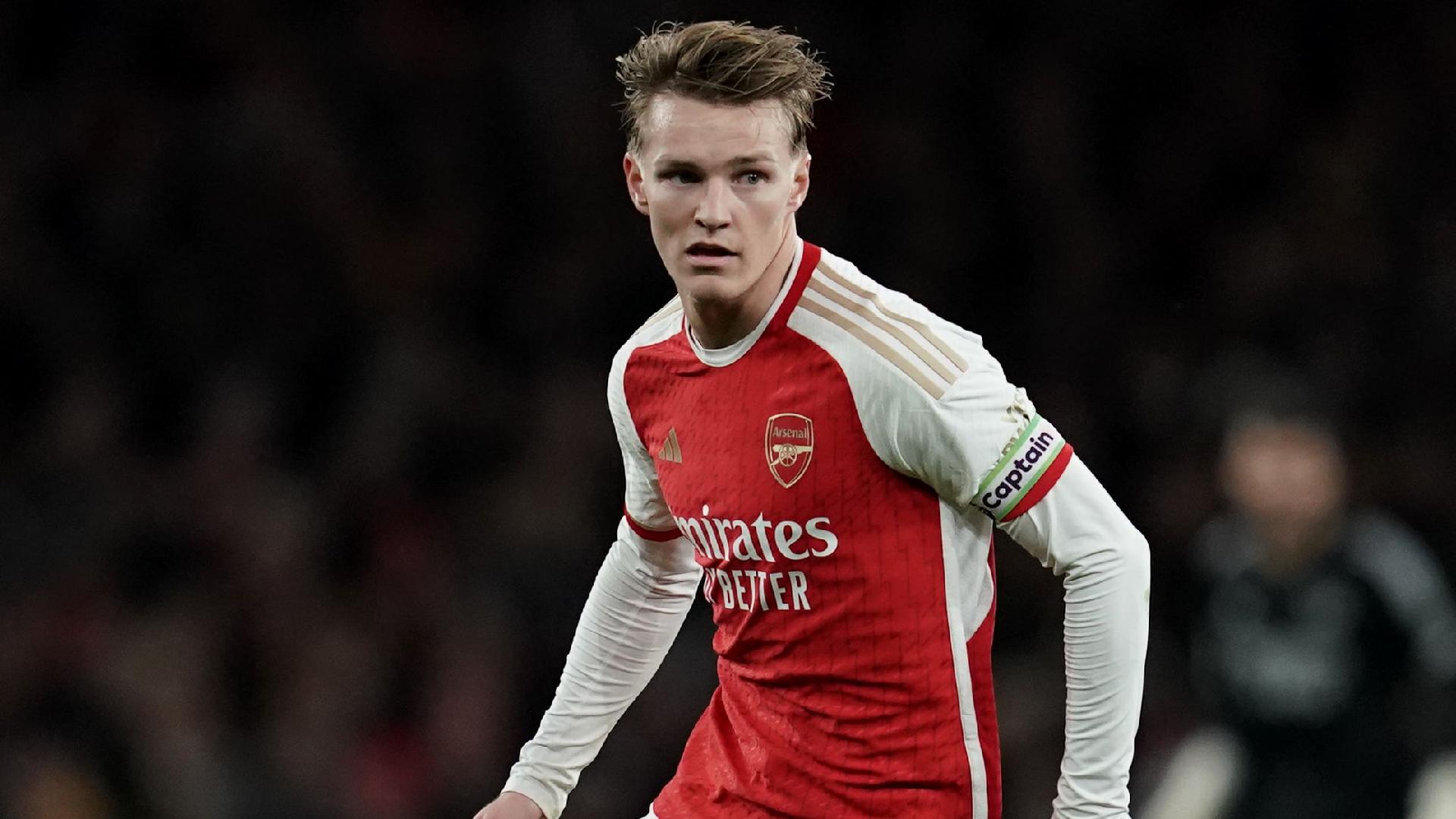 Odegaard âm thầm hơn để giúp Arsenal rực cháy