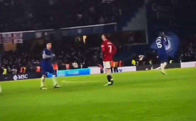 Chọc tức Mount, Enzo khiến CĐV Chelsea hả hê