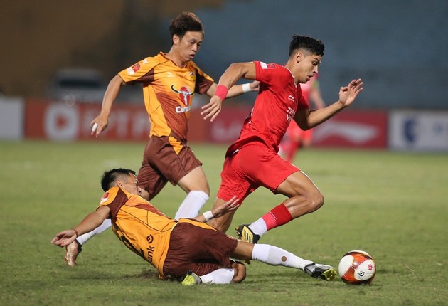 Thủ môn Bùi Tiến Dũng hóa 'người nhện', HAGL đánh bại Thể Công Viettel