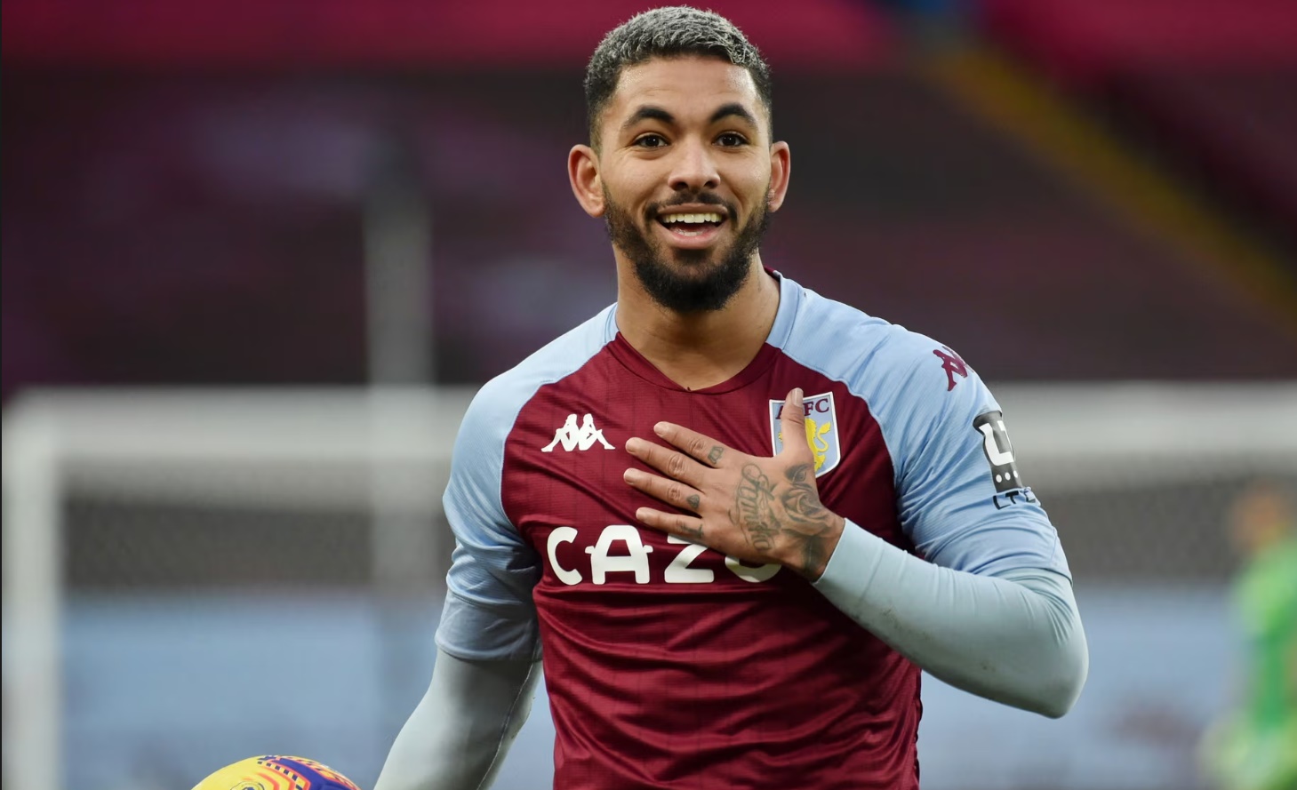 Thêm Gã khổng lồ tham gia thương vụ Douglas Luiz