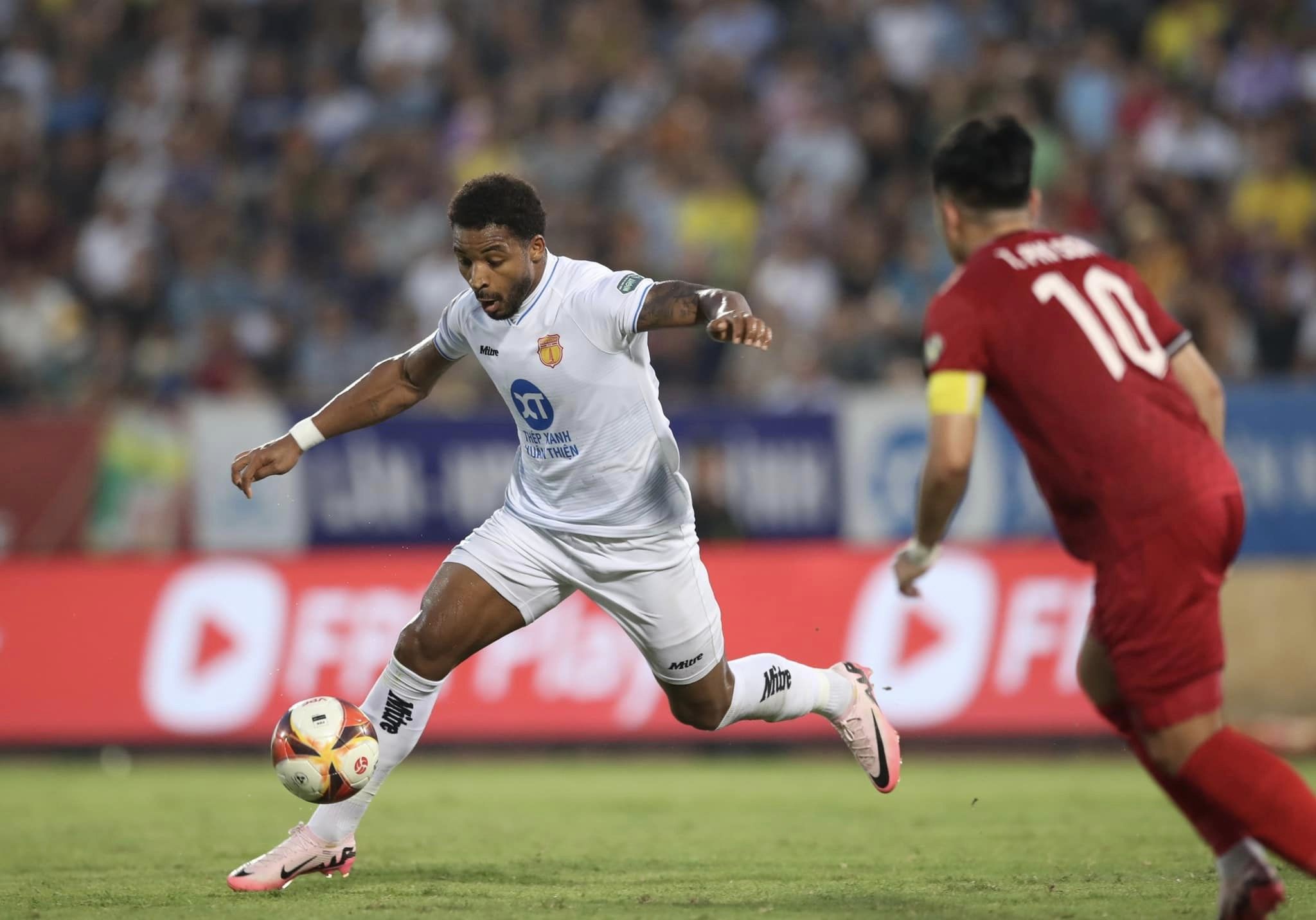 Rafaelson lên tiếng, HLV bồi hồi nhắc về tiền đạo 'chân gỗ'