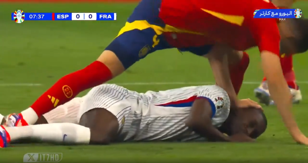 Dùng tiểu xảo đập đầu Kolo Muani, Nacho bị CĐV Pháp mạt sát