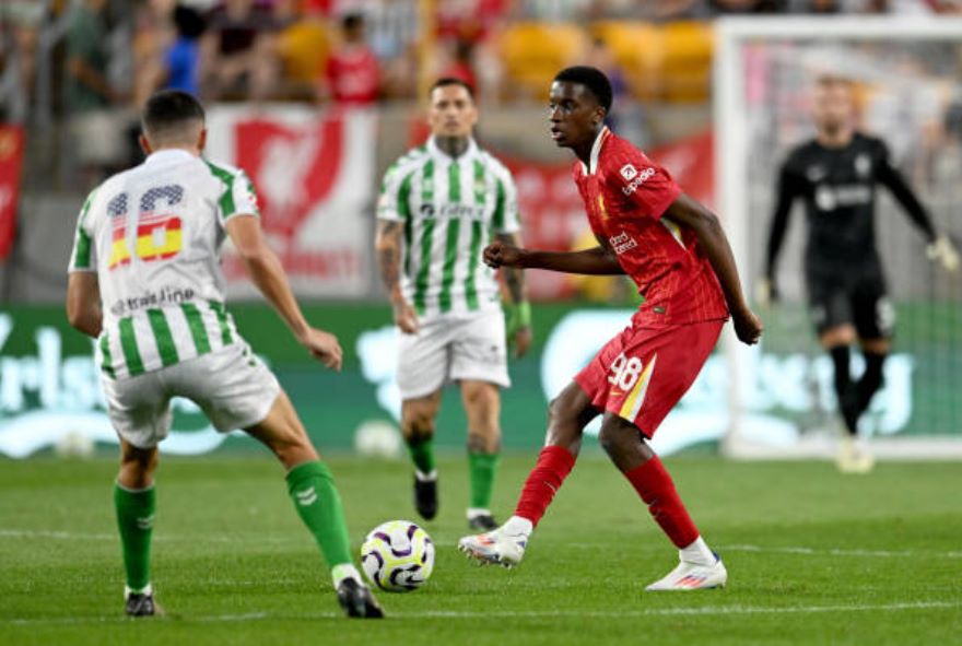 Máy đếm nhịp 17 tuổi của Liverpool trước Betis
