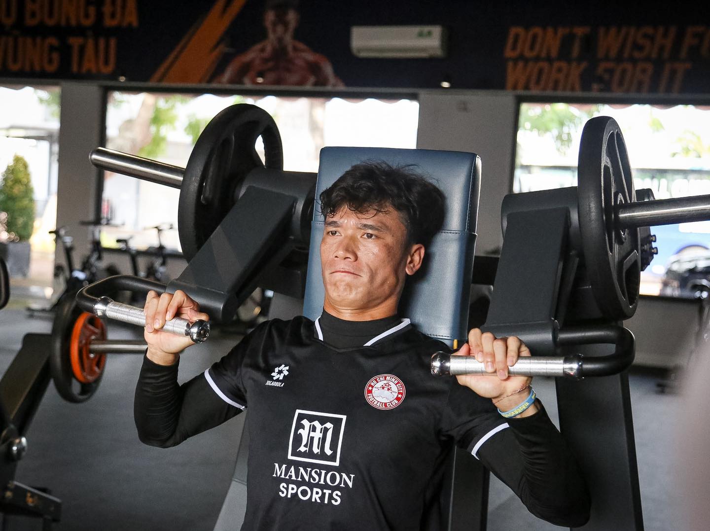 Bùi Tiến Dũng căng mình trong phòng tập, HLV CLB TP.HCM cười tươi bên ...