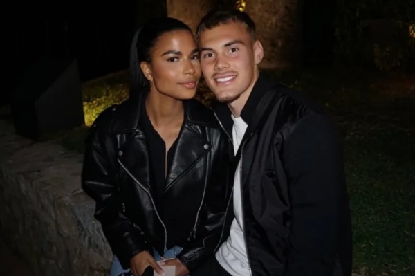 Tân binh Chelsea hạnh phúc với bạn gái xinh đẹp