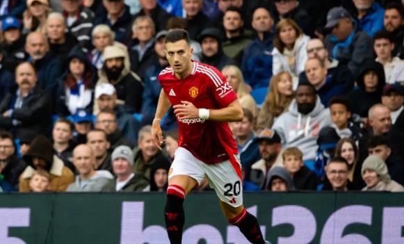 Những bộ mặt sáng tối của Quỷ đỏ