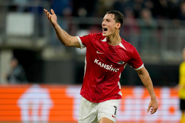Arsenal tranh Van Bommel với Man City