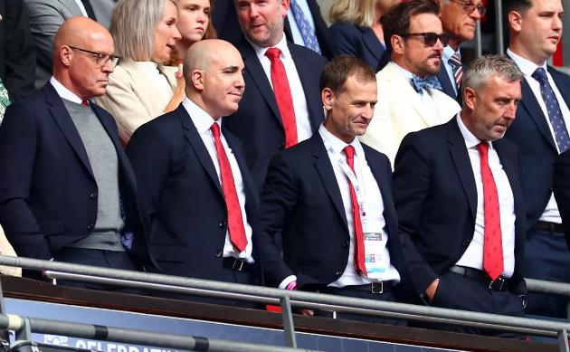 Neville: Có điều không ổn trong phòng thay đồ Man United