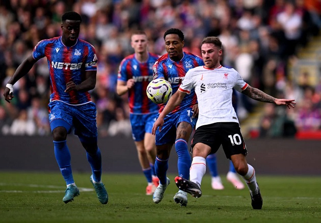 Peter Crouch bất ngờ với pha thay người ngay giờ nghỉ của Slot