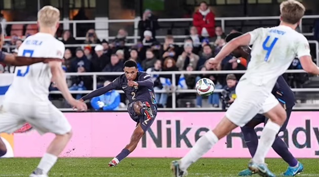 Grealish phải móc hầu bao vì siêu phẩm của Alexander-Arnold