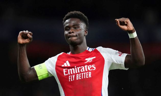 Saka và Timber đến khách sạn hội quân cùng đồng đội