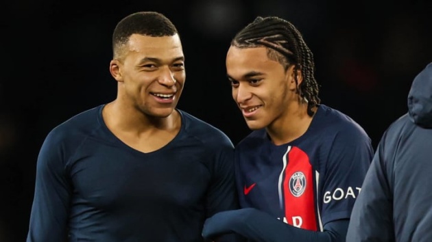 Căng thẳng với PSG bùng nổ khi Mbappe thấy em trai khóc