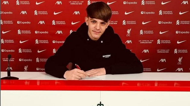 CHÍNH THỨC! Liverpool chiêu mộ thành công thần đồng Lucas Clarke từ Man ...