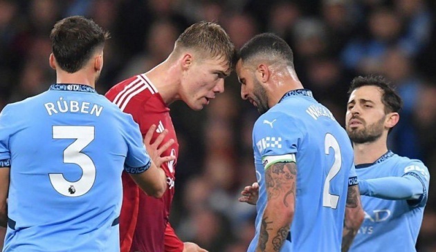 Kyle Walker ăn vạ, bị Hojlund châm biếm đầy hài hước