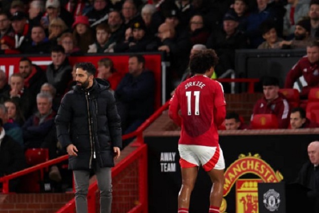 Neville: Thật tàn nhẫn khi thấy Zirkzee rời sân trong tiếng chế giễu