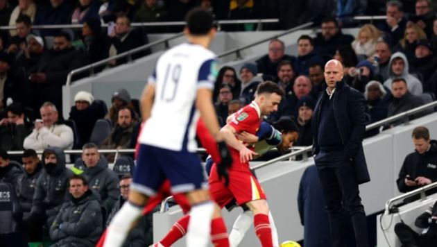 Arne Slot làm điều bất thường trong trận bán kết League Cup với Tottenham