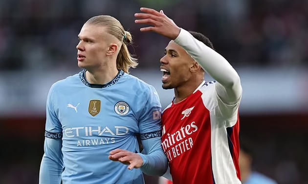 Gary Neville chỉ trích Gabriel vì hành động chế giễu Haaland