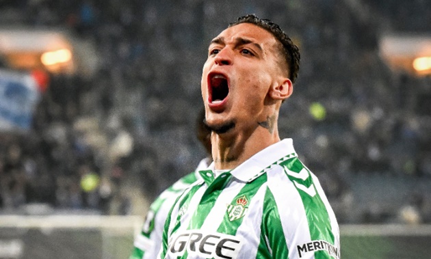 Fan MU: Thay vì đá như ở Betis, Antony chỉ xoay compa tại MU