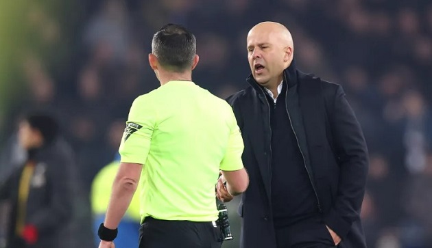 Arne Slot nói gì với trọng tài Michael Oliver khiến ông bị phạt nặng?