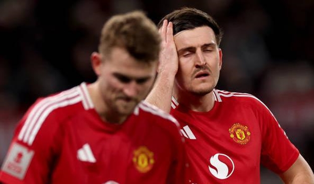 Vô địch Europa League chẳng thể giúp M.U giải quyết những rắc rối