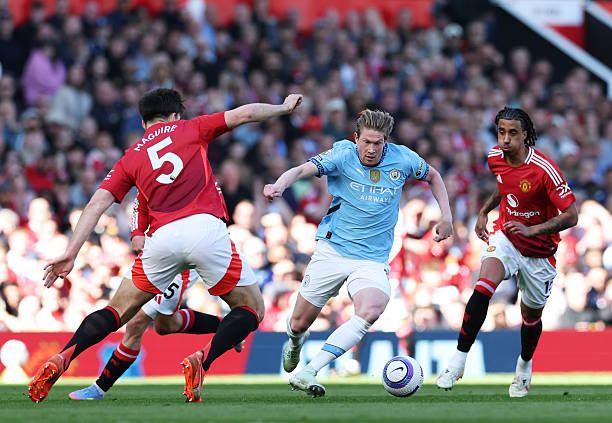 Sky Sports khen 2 cầu thủ MU, chê Man City: Không còn nhận ra nổi