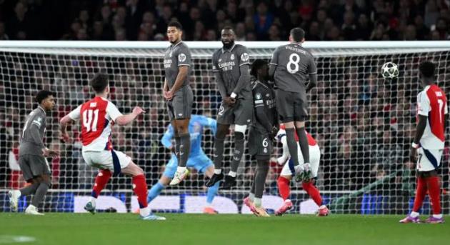 Kylian Mbappe thảng thốt khi Declan Rice lập cú đúp sút phạt