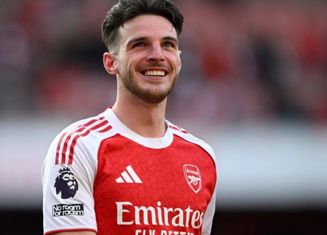 Peter Crouch chọn Declan Rice là cầu thủ nổi bật nhất Arsenal 2024/25