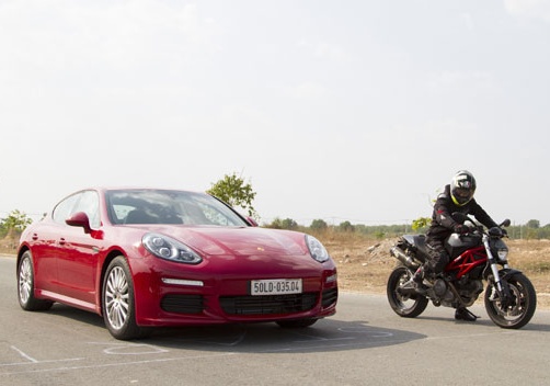 Cuộc đối đầu nảy lửa giữa Porsche Panamera cùng Quỷ dữ Ducati Monster 975