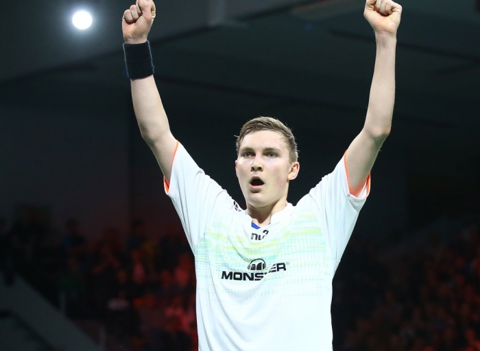 Chen Long bất lực trước cú smash sấm sét của Axelsen