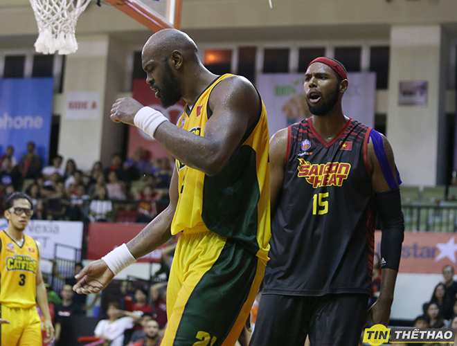 Vì Viet Arnold, Darius Lewis suýt tẩn DeAngelo Hamilton của Cantho Catfish