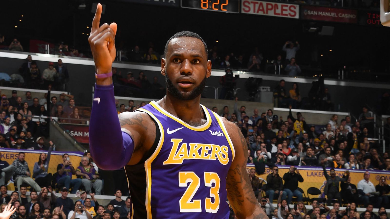 Không thể tham dự Playoff, LeBron James vẫn được The Time vinh danh