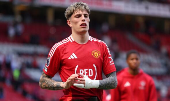 Chelsea đứng giữa hai lựa chọn khi Garnacho bứt phá, Sancho lung lay