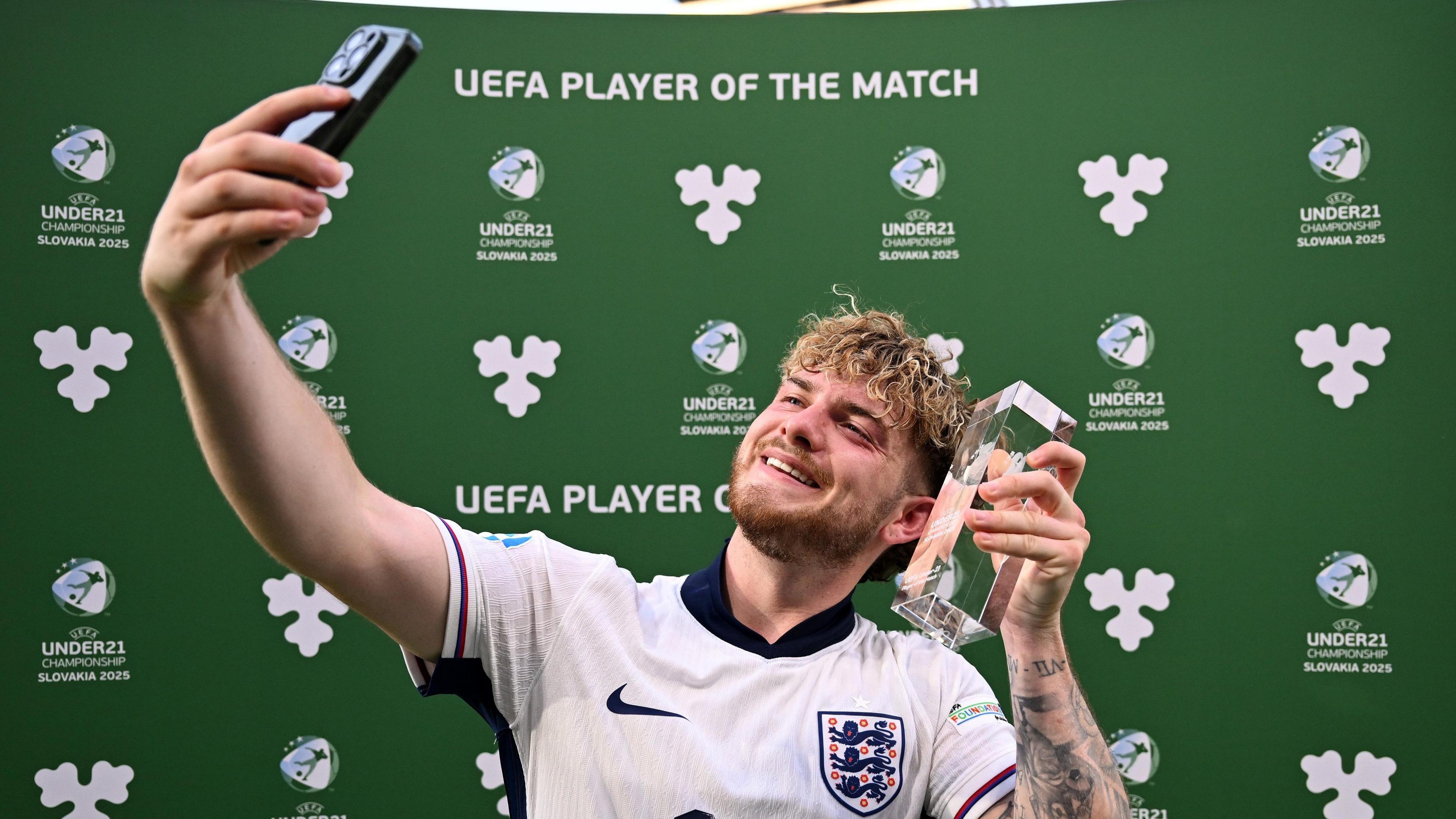 Harvey Elliott tỏa sáng ở U21 châu Âu nhưng bị hạn chế cơ hội tại Liverpool