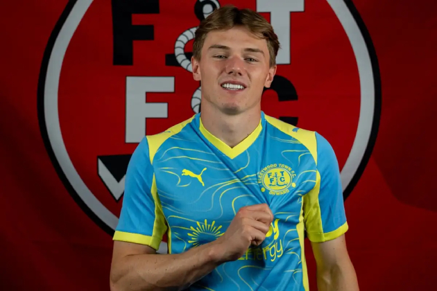 Ethan Ennis lập công ngay ngày đầu tiên tại Fleetwood Town