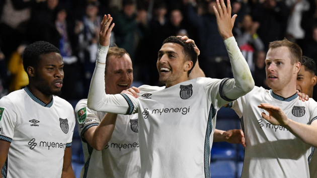 Grimsby Town tiếp tục gây sốc sau khi loại MU, lần đầu tiên vào vòng 4 ...