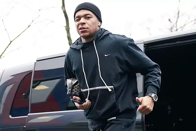 Mbappe không biết lái xe: “Vua tốc độ” chỉ cầm lái trên sân cỏ